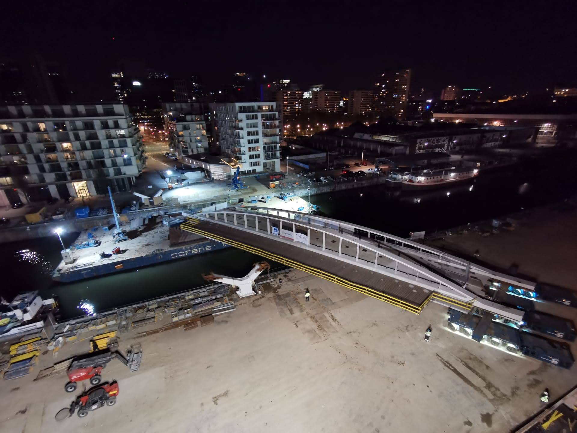 La travée principale du pont Suzan Daniel est placée au-dessus du canal ...