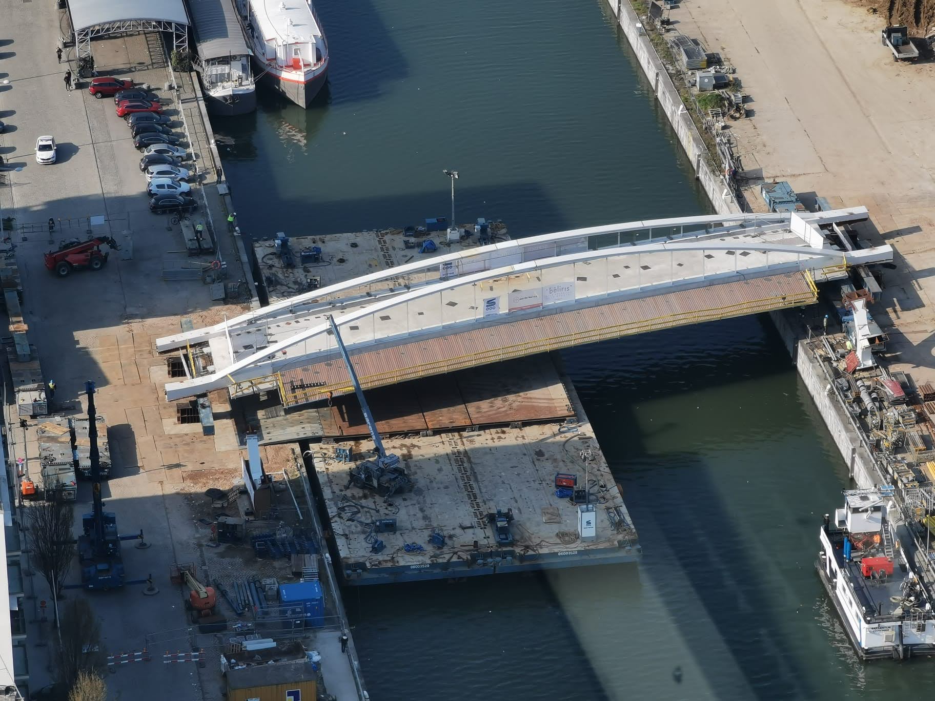 La travée principale du pont Suzan Daniel est placée au-dessus du canal ...