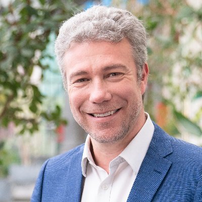 La travée principale du pont Suzan Daniel est placée au-dessus du canal ...