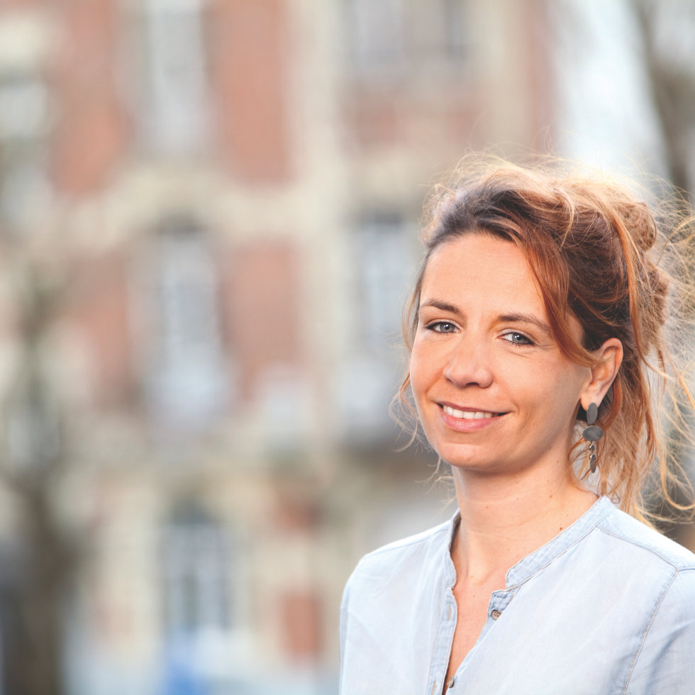 La travée principale du pont Suzan Daniel est placée au-dessus du canal ...